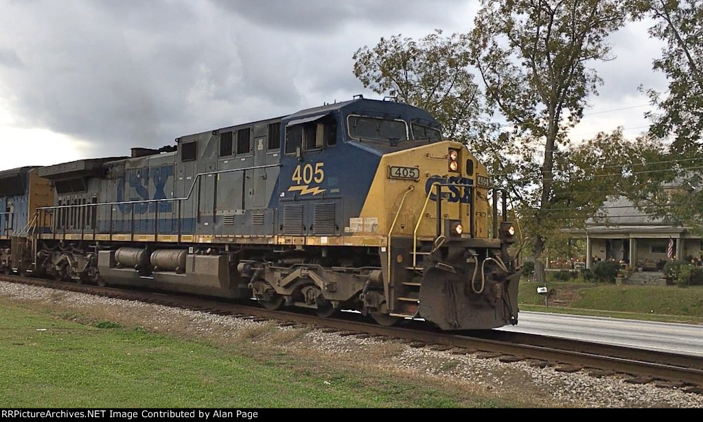 CSX 405 leads mixed freight EB